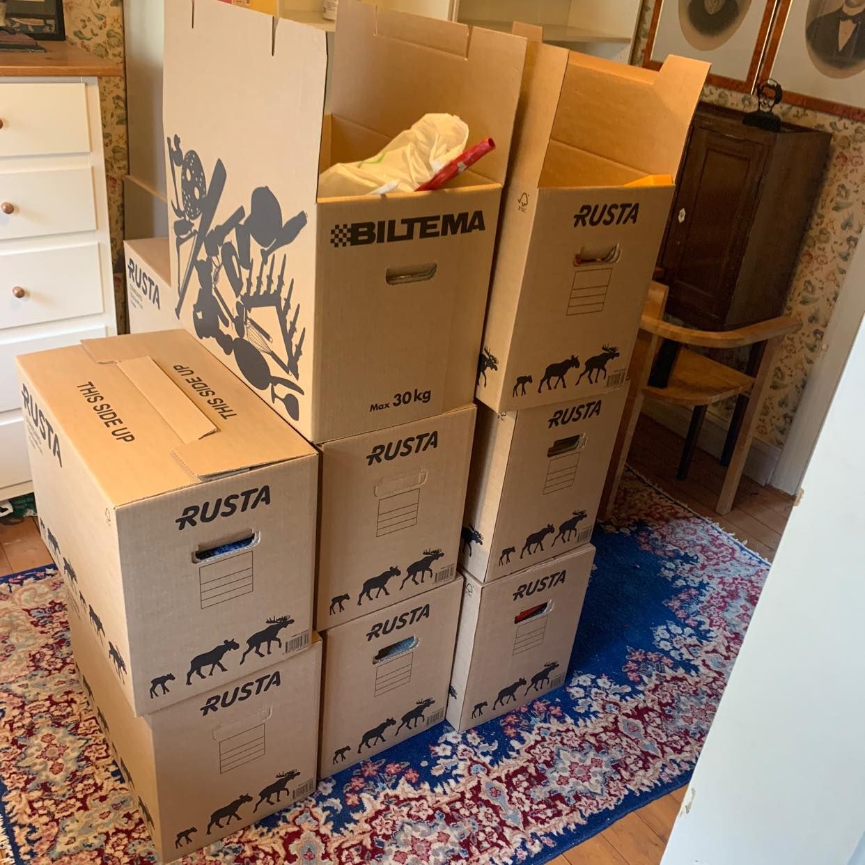 30 flyttkartonger + möble - - Tiptapp