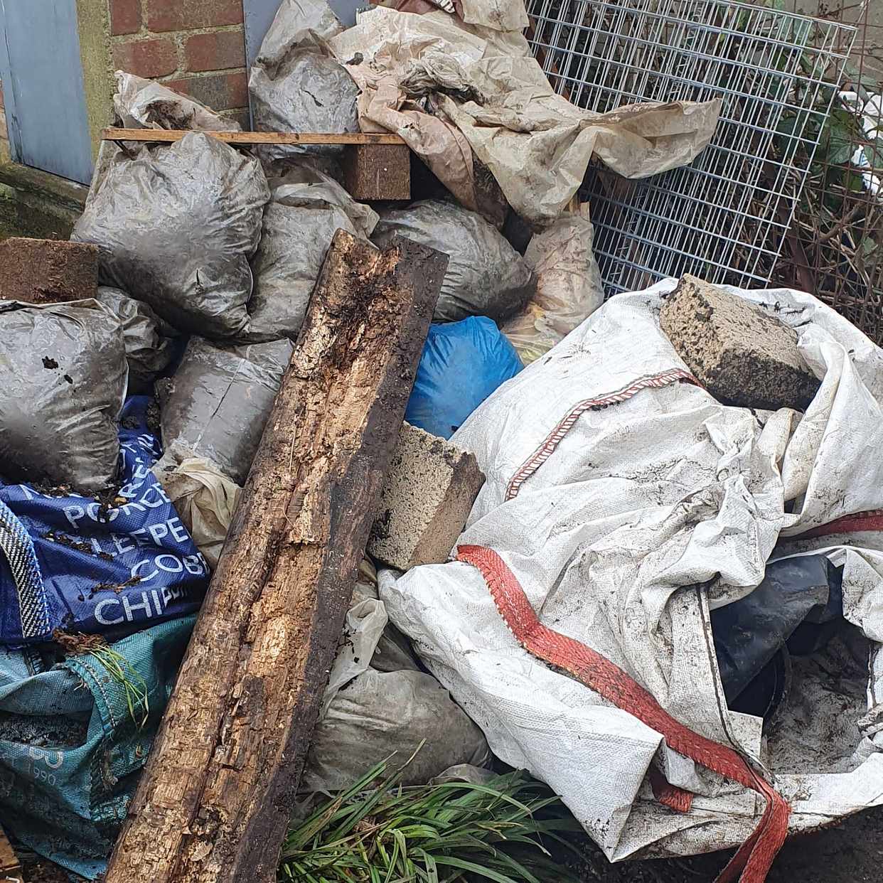 Rubble garden renovation - London - Tiptapp