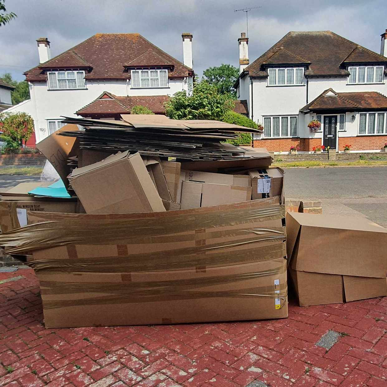 Flattened cardboard boxes - Sutton - Tiptapp