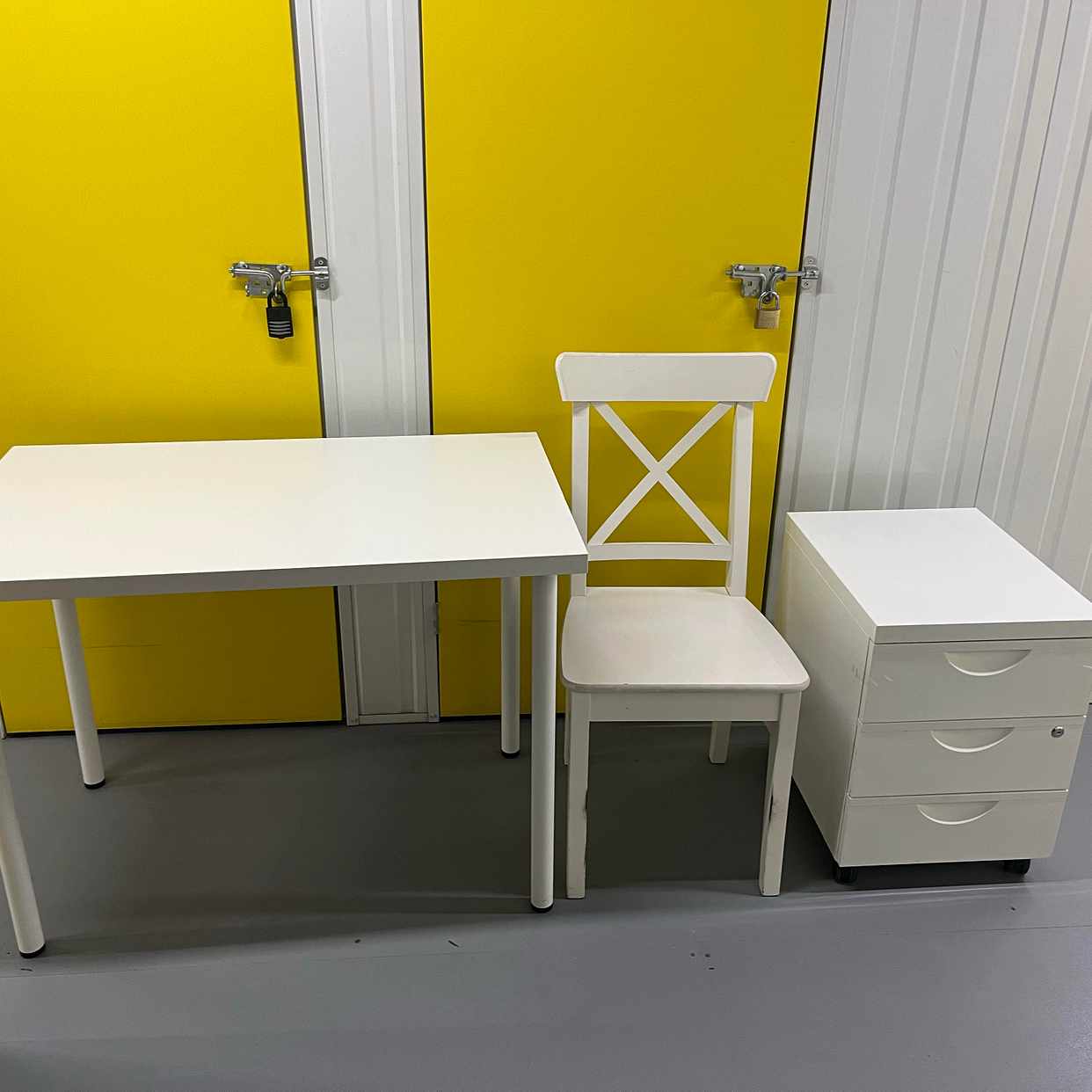 Table, chair, cabinet - London - Tiptapp