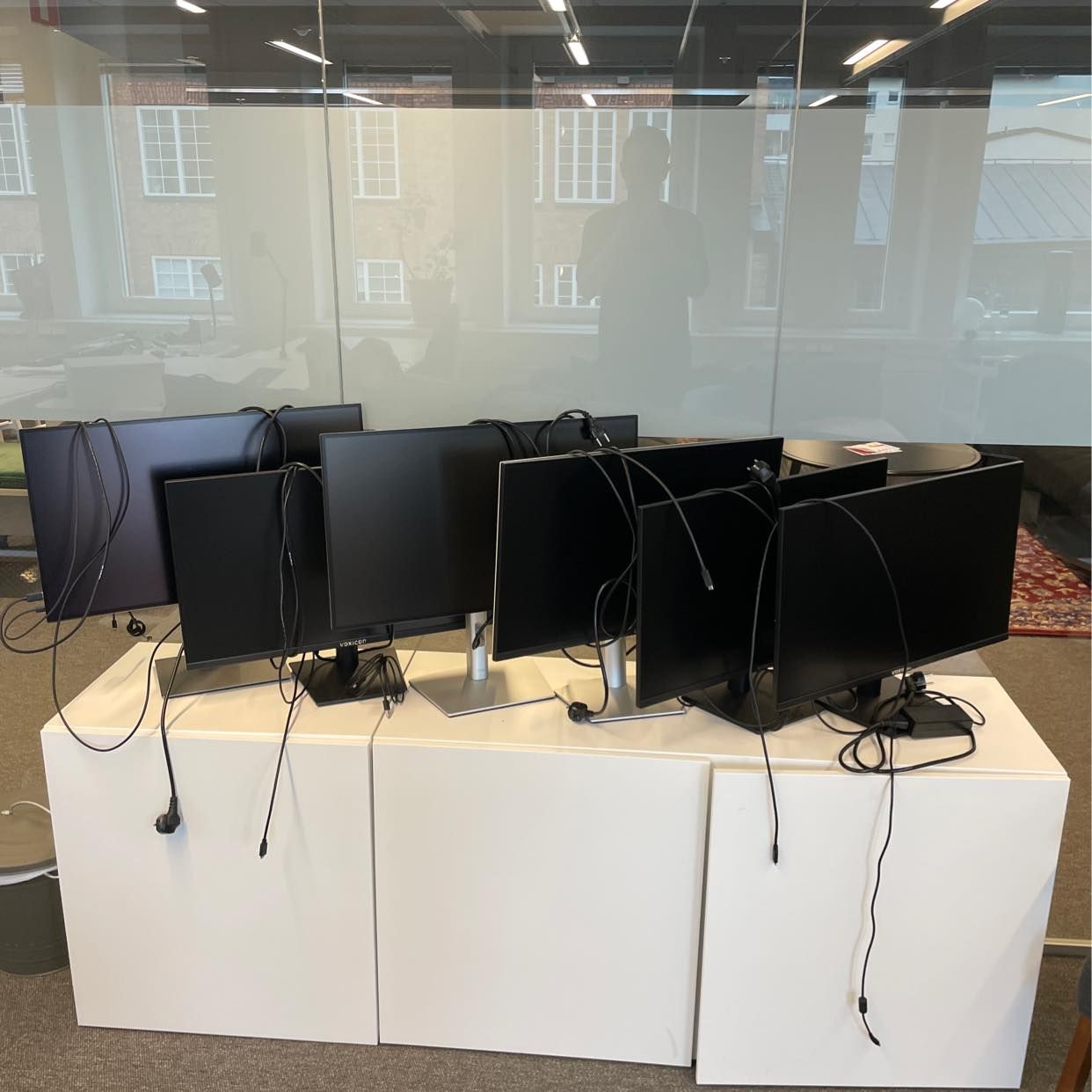 Move monitors, furniture - - Tiptapp