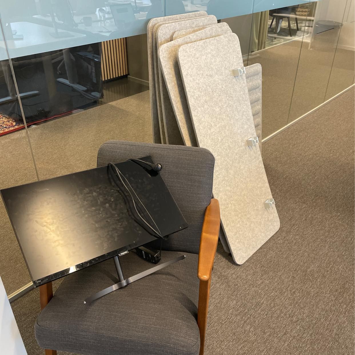 Move monitors, furniture - - Tiptapp