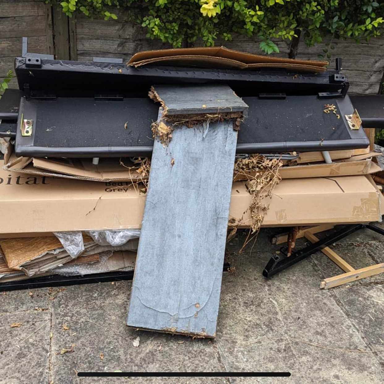Cardboard, Broken bed - Harrow - Tiptapp