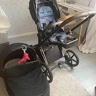 En barnvagn - - Tiptapp